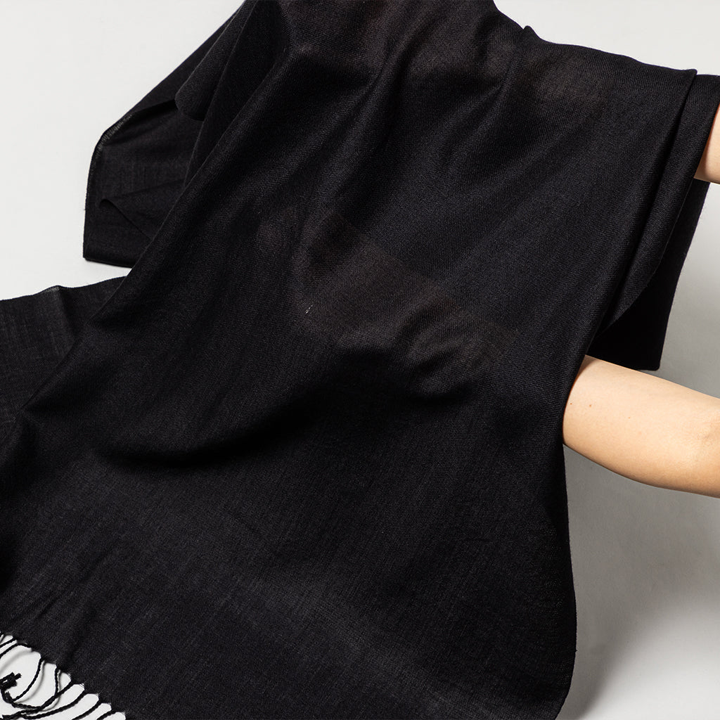 ふんわり大判 ウールシルクストール 黒 日本製 – kuros.style